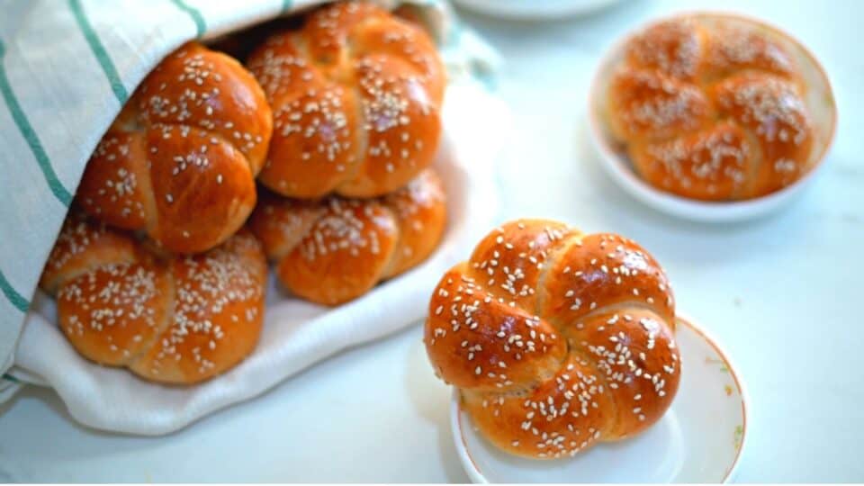 Easy kaiser roll recipe : Homemade Kaiser Burger Bun | MerryBoosters