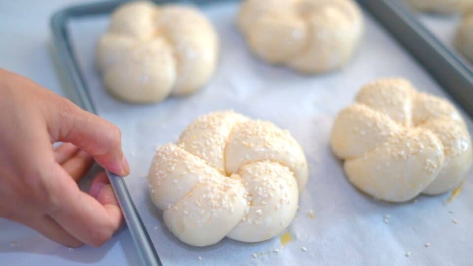 Easy kaiser roll recipe : Homemade Kaiser Burger Bun | MerryBoosters